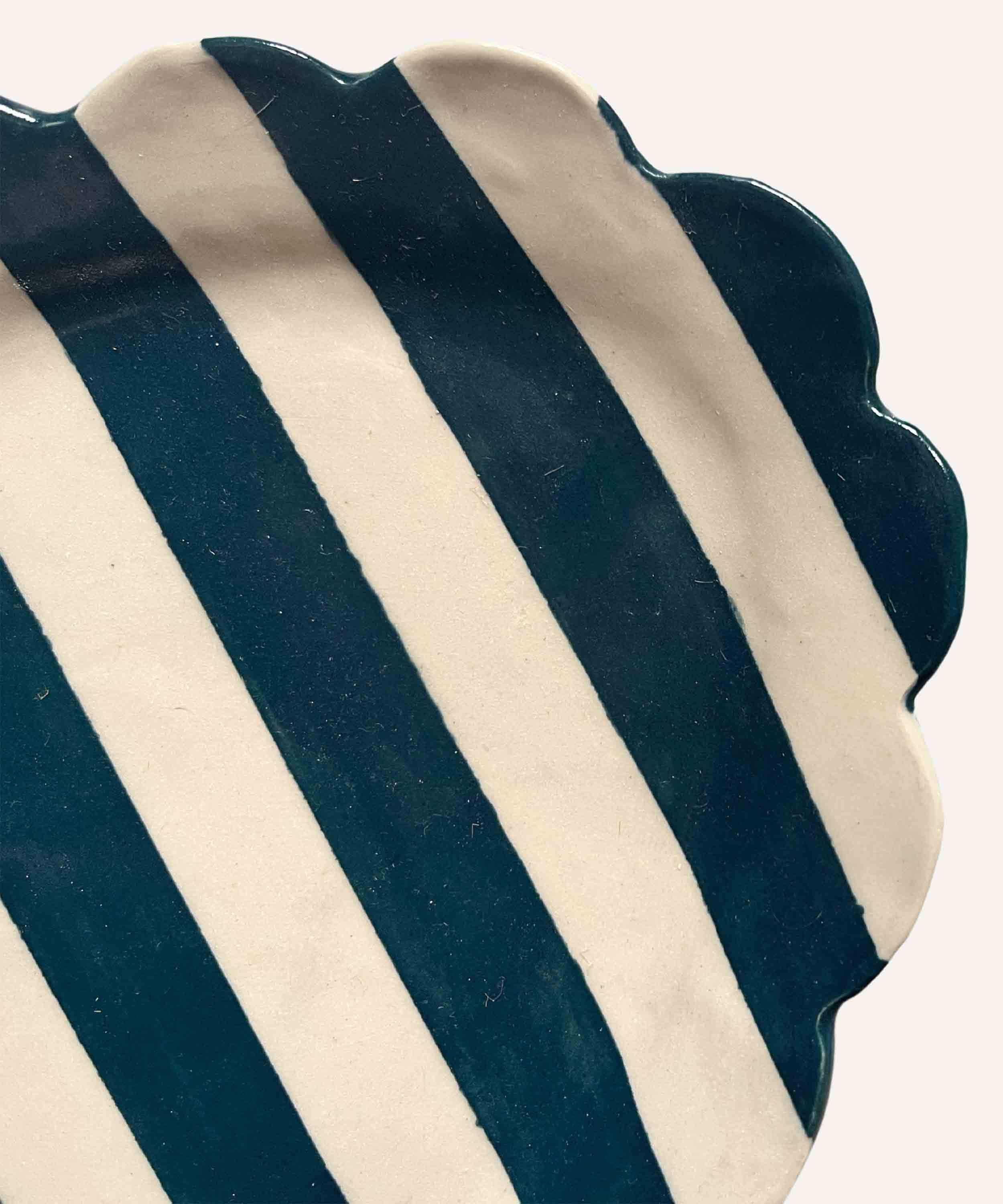 Navy stripe scallop plate large - Glassette